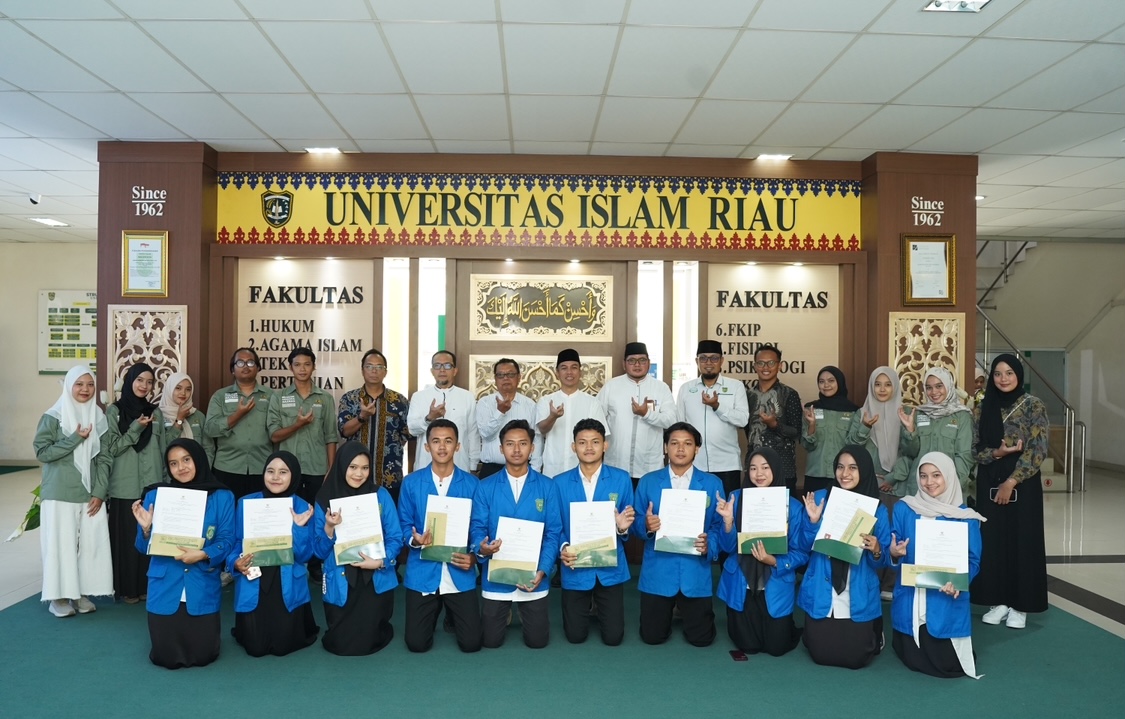 UIR Serahkan Beasiswa Cendekia BAZNAS kepada 10 Mahasiswa Penerima ...